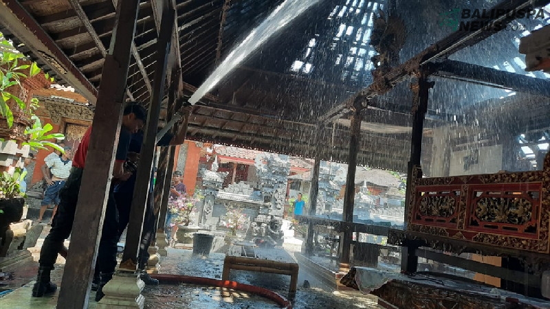 Akibat Percikan Api Mesin Pengoven, Bangunan Bale Dangin Terbakar ...