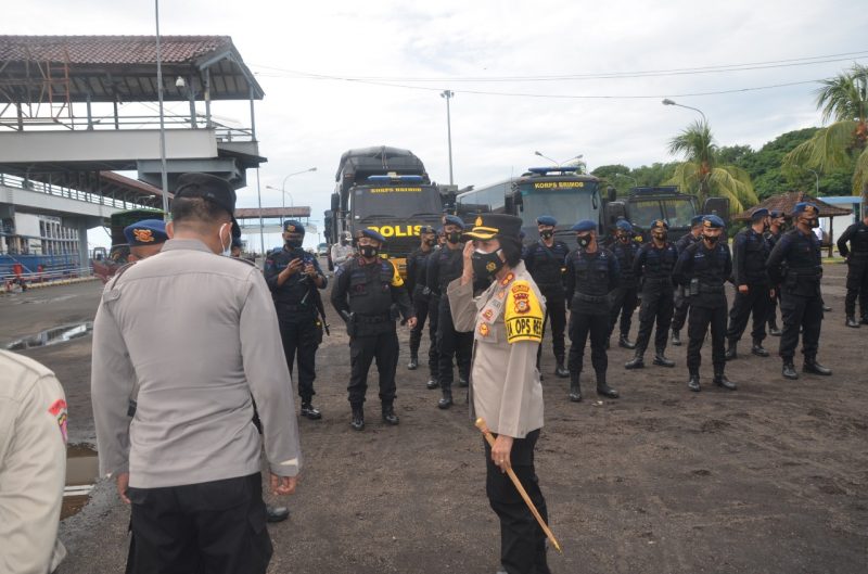 Bantu Korban Banjir Bandang, Puluhan Personil Brimob Gabungan Tiga Polda Berangkat ke NTT ...