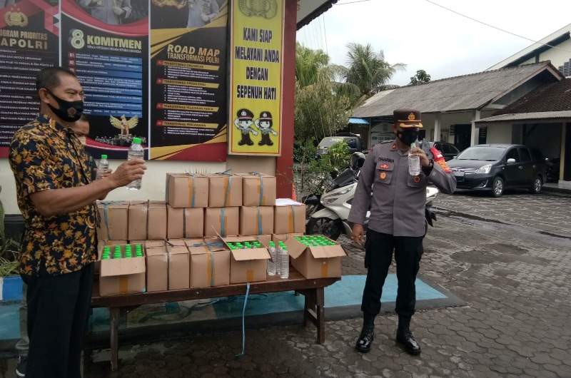 Ratusan Liter Arak dan Puluhan Ekor Ayam Diamankan - Balipuspanews.com
