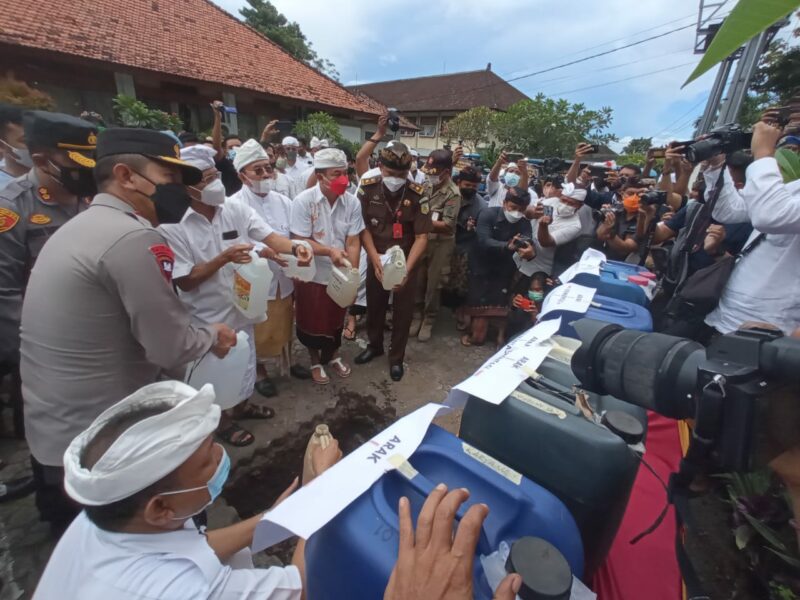 Hadiri Pemusnahan Ribuan Liter Arak Gula, Koster Minta Arak Tradisional Dilestarikan ...