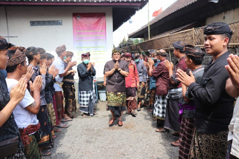 Hadiri Prosesi Atma Wedana di Desa Adat Kukub, Baturiti, Bupati Giri Prasta Gelontor Bantuan ...
