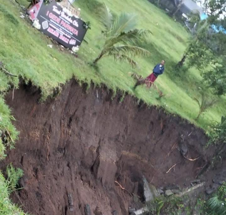 Senderan Kuburan Desa Adat Besakih Amblas, Warga Segera Gelar Pecaruan ...
