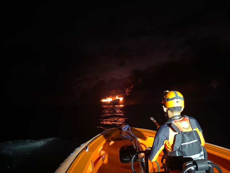 KM Bandar Nelayan 271 Terbakar, 31 ABK Panik dan Loncat dari Kapal ...