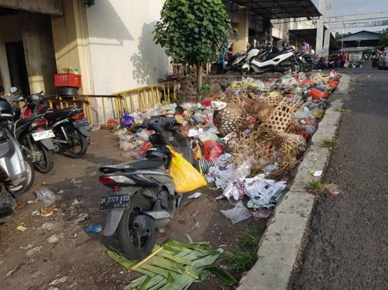 Pedagang Pasar Galiran Keluhkan Sampah Membusuk yang Tak Kunjung Diangkut - Balipuspanews.com