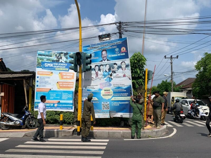 Baliho Disekitar Jalan Ahmad Yani Utara, Denpasar Dibersihkan - Berita ...