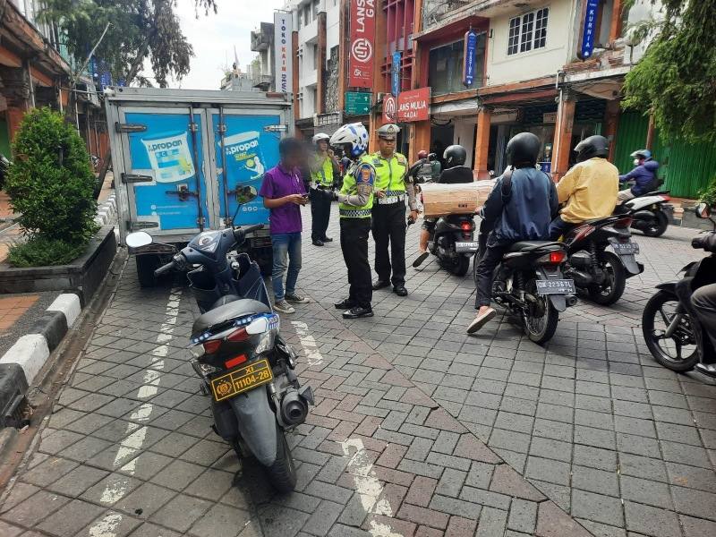Satlantas Tertibkan Motor dan Mobil yang Parkir Sembarangan di Badan Jalan - Sumber ...