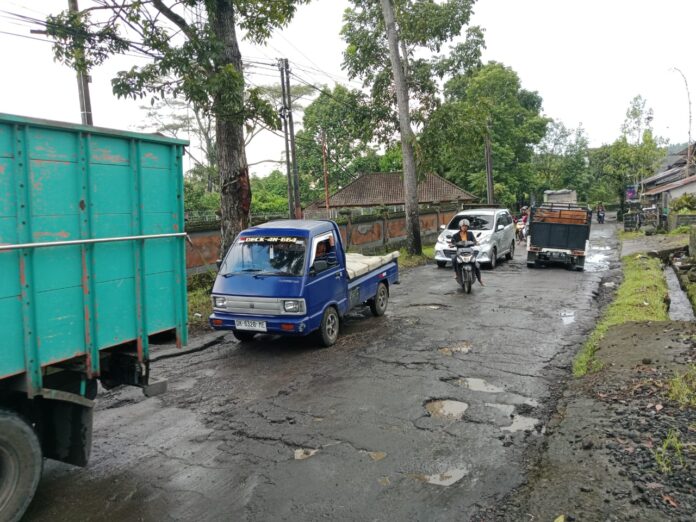 Kendaraan Melaju Dijalur Kanan, Lalin Depan Kantor Camat Selat Disebut Mirip Luar Negeri ...