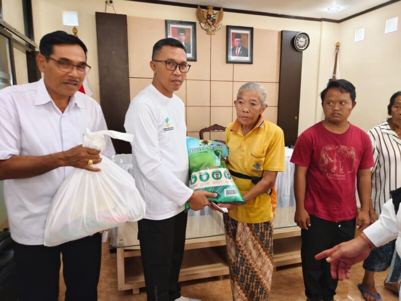 Peringati Hari Puputan Klungkung ke-116, Dinsos Klungkung Bagikan Puluhan Bantuan Sembako ...