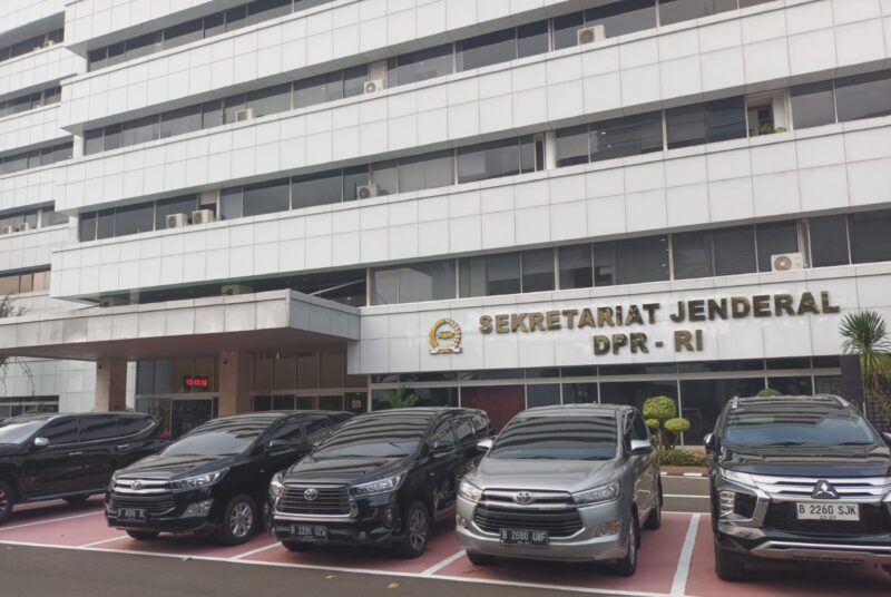 KPK Geledah Ruang Kerja Setjen DPR RI - Sumber : Balipuspanews.com - BeritaSatu Network