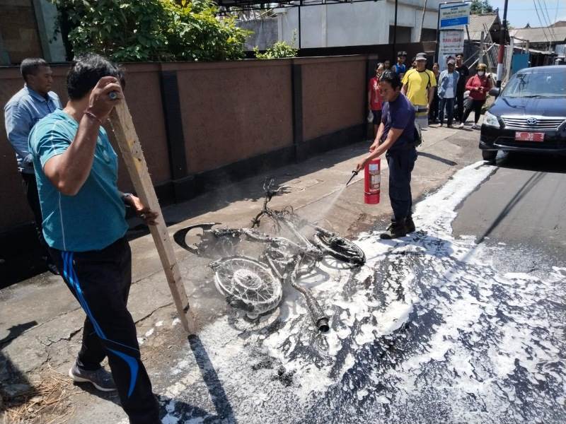 Diduga Korsleting, Motor Terbakar di Jalan Kecicang Bungaya, Karangasem ...