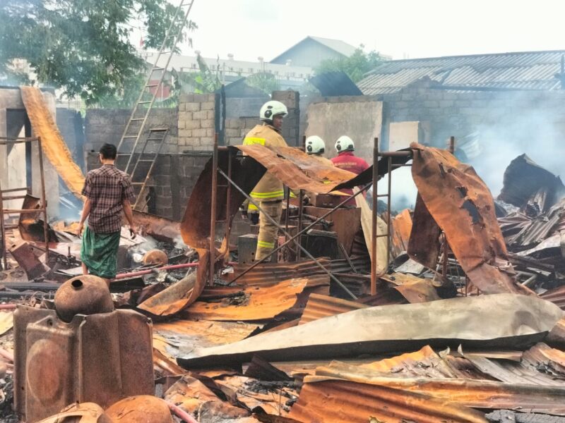 Gudang Kayu dan Kos-kosan Terbakar, Polisi Selidiki Penyebabnya - Balipuspanews.com